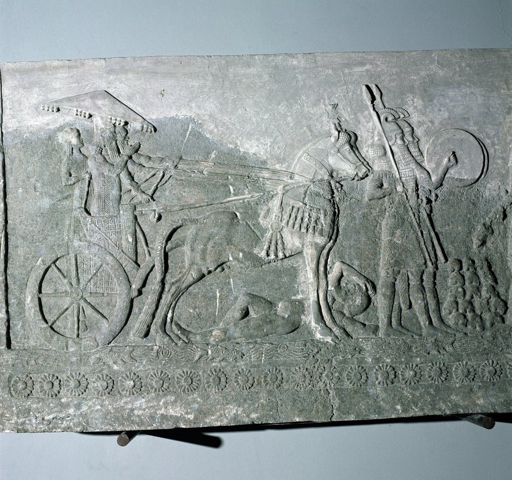 Sargon II. (721-705 v. Chr.) auf einem Streitwagen, aus dem Palast von ...