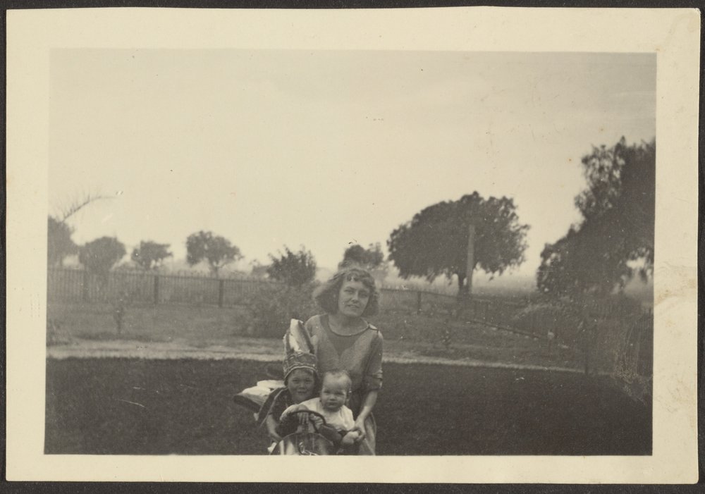 [Frau und Kinder] von Louis Fleckenstein: Kunstdruck