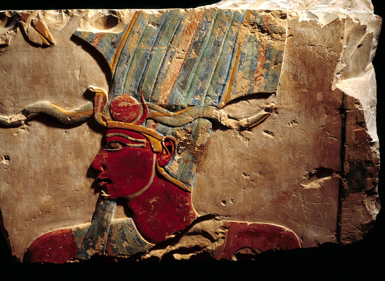 Relief, das den Pharao Thutmosis III mit der Atef-Krone darstellt