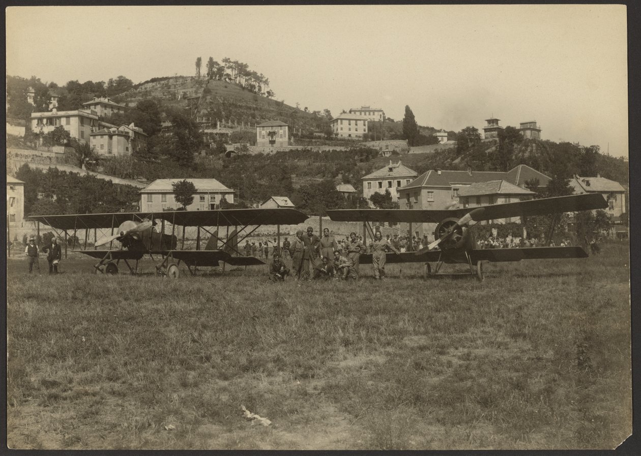 [Gruppe zwischen zwei Flugzeugen] von Fedele Azari